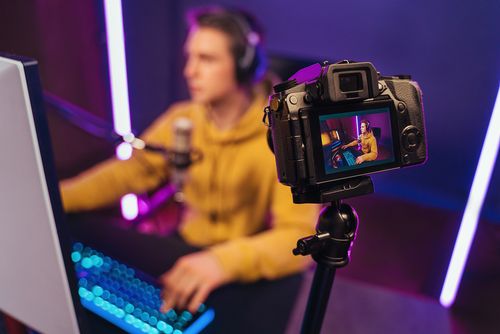 Jugendliche in der Schweiz sind fasziniert von Mega-Influencer:innen ...