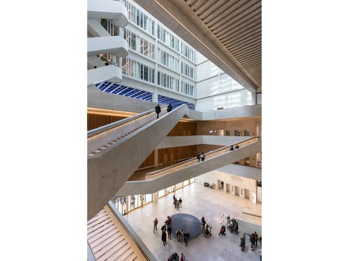Werkstückhalle: Filigrane Betonelemente – Fensterprofile und ...